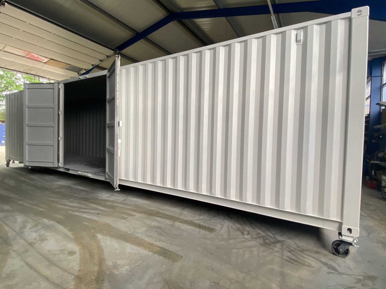 40 Fuß High Cube Container mit Seitentür, weiß - Containerbasis.de