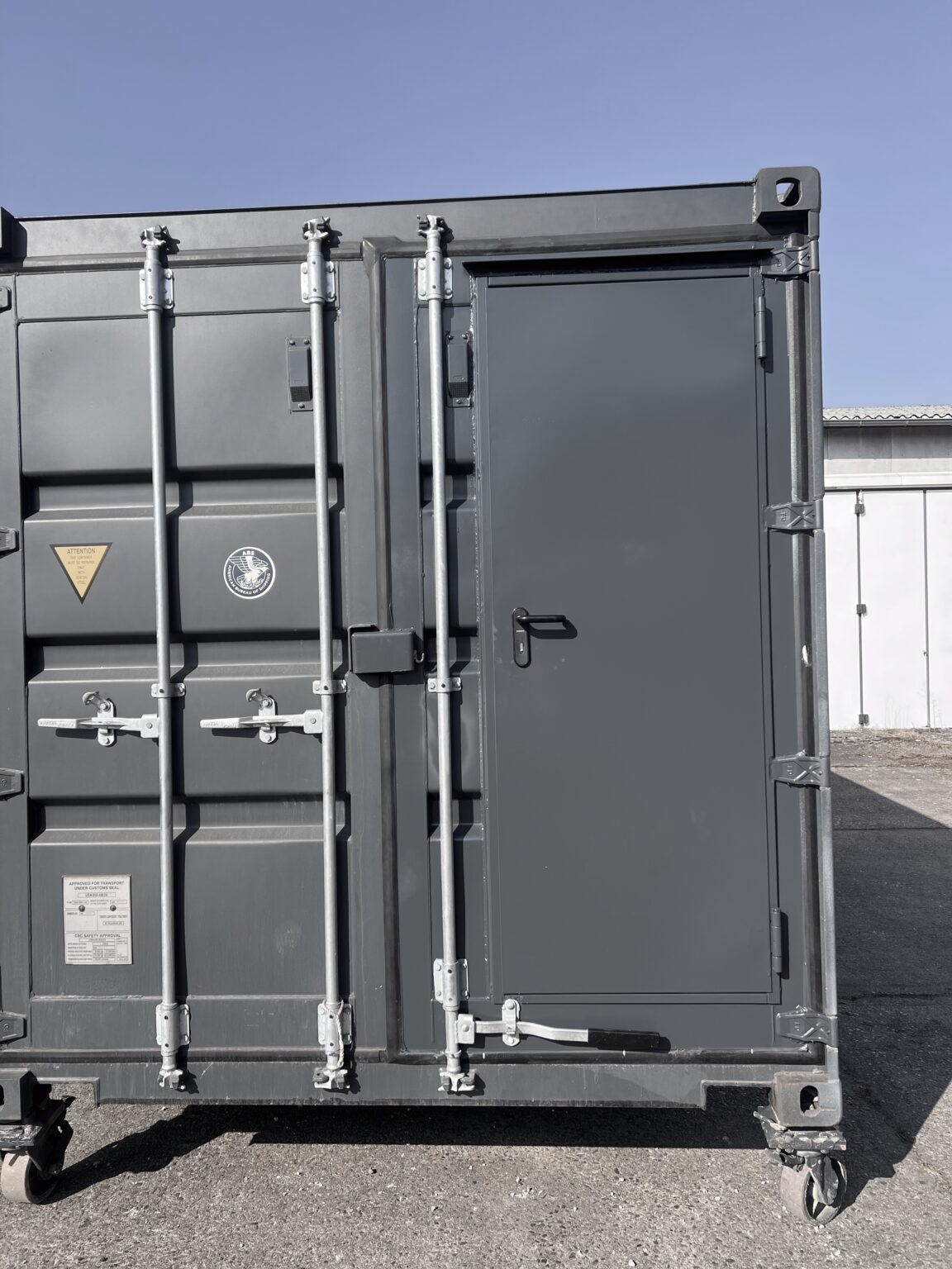 20 Fuß Container - inklusive einer Personentür - Containerbasis.de